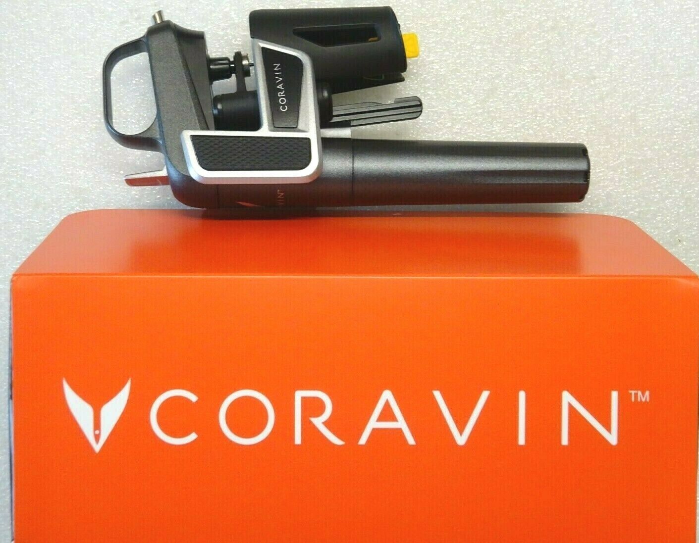 Coravin e Logo – V³: Vinho, Vida e Viagem